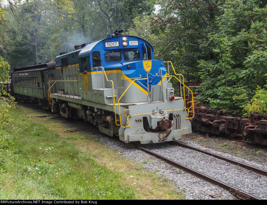 D&H 5017 pulling out of the Arkville station area